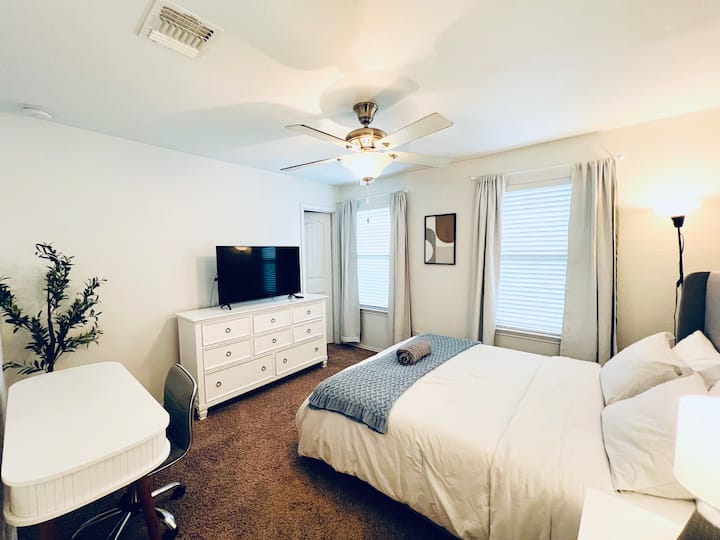J & J’s Cozy Cloud Room - Austin, TX