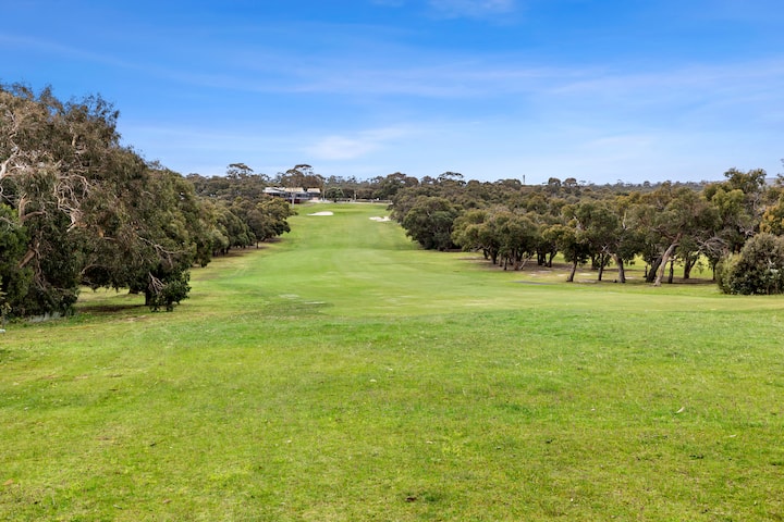 Serene Retreat Backing Onto Golf Course - Anglesea