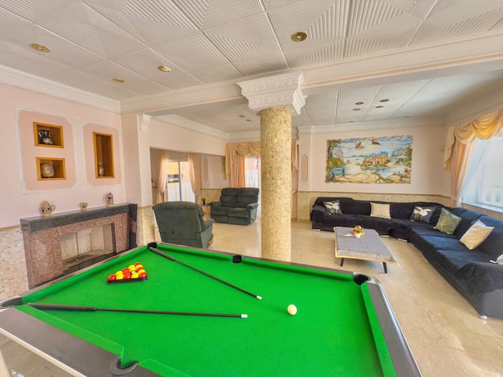 Sea Front 6 Bedroom Villa With Hot Tub And Pool - Ayia Napa