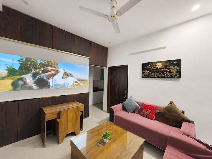 33.2bhk, Cozy, Lux, Pvt Theatre Exp, By Instay - 