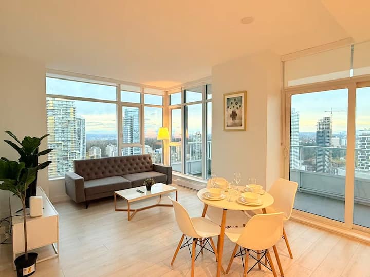 Spacious Cozy 2b2b Unit @Metrotown - Burnaby