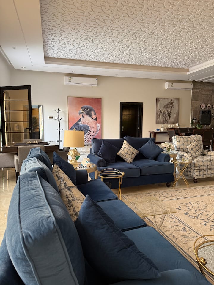 شاليه مودرن بتصميم راقي في موقع مميز -