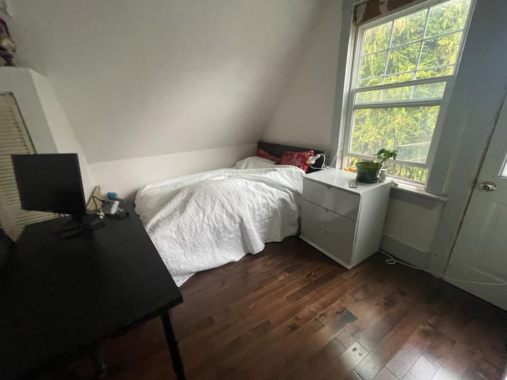 Affordable Room W Great Location - Vancouver