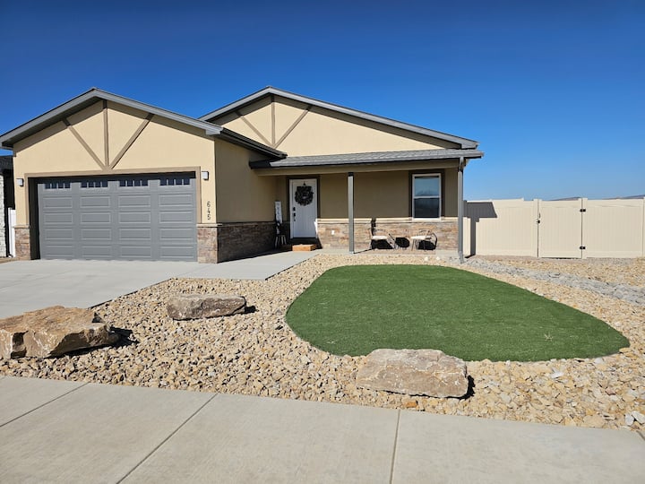 Modern Cozy Retreat - Montrose, CO