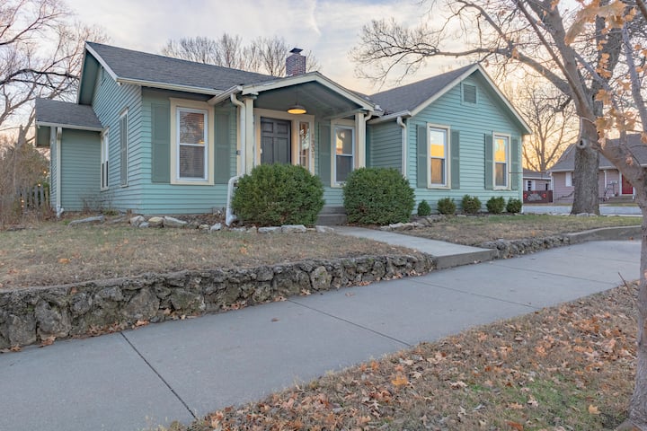 Charming Historic Home W/ Fire Pit & Fenced Yard! - Splash Park, Manhattan