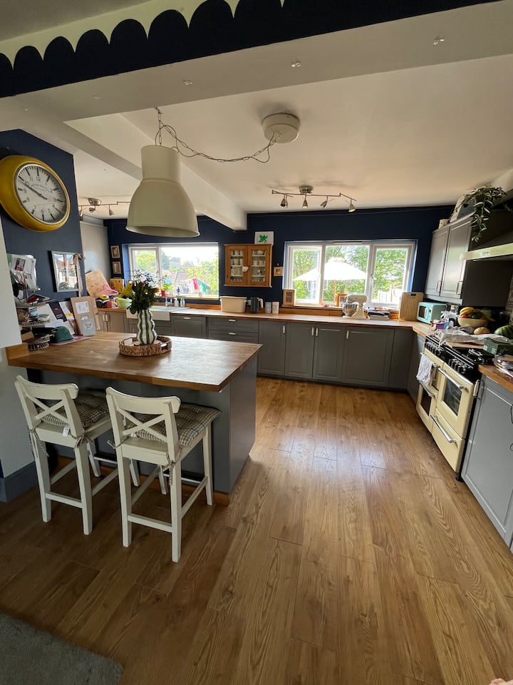 4 Bed Family Home & Garden Perfect For Families - Bristol