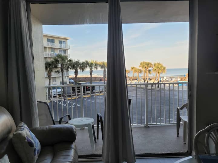 Serene Hideaway With Ocean Breezes - Daytona Beach, FL