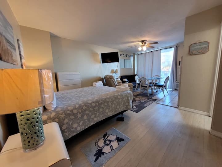 Ocean Breeze - Ocean Front - Pools Open - Daytona Beach, FL