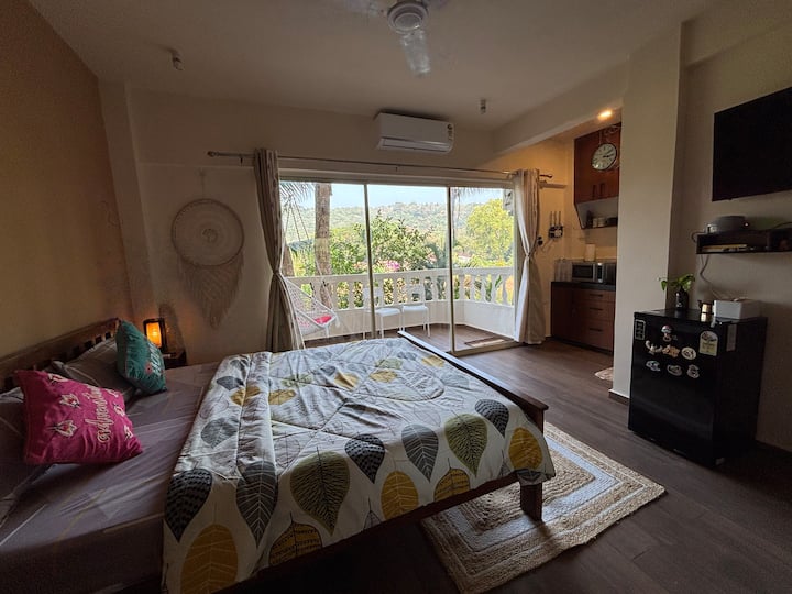 Mango Grove-hill View Chic Studio W/balcony & Pool - Anjuna
