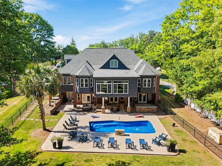The Legendary Lake House! 
Pool, Dock, Sleeps 10! - Belmont, NC