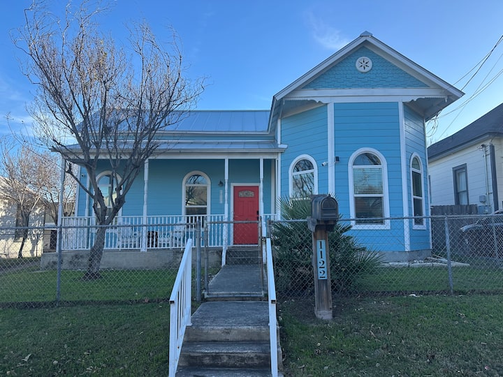 The Azure Charm 3/2 Home By The Pearl & Fort Sam - San Antonio, TX