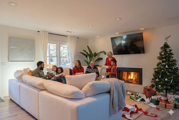 Family Stay: Pool • Hot Tub • King Beds • Games - Marietta, GA