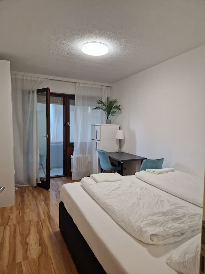 Zimmer, Nur 5 Min Von Bahnhof - Friburgo in Brisgovia