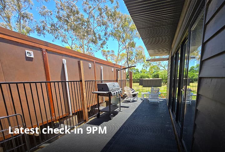 Designer Queen With Bathroom - Stawell