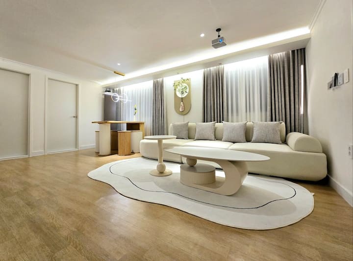 [합법숙소]홍대역30초#가족,친구#최신,안전,#무료짐보관#10ppl#깨끗한숙소#호텔식침구류 - Seoul