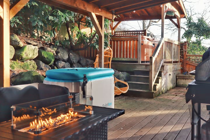Hot Tub House Sea - 3bed / 3bath + Parking - Seattle, WA