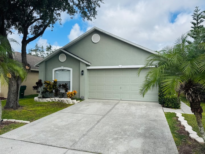 Luxurious Escape With Pool - Wesley Chapel, FL