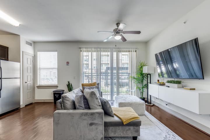 King Bed Poolside Retreat - Afton Oaks - Houston