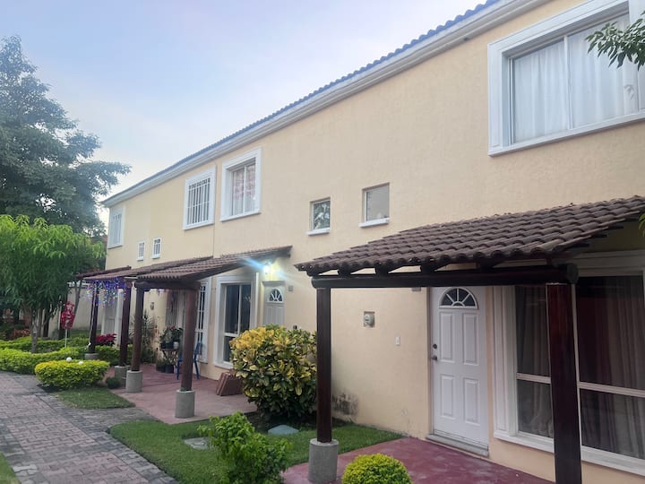 Hermosa Casa En Privada - Estacas