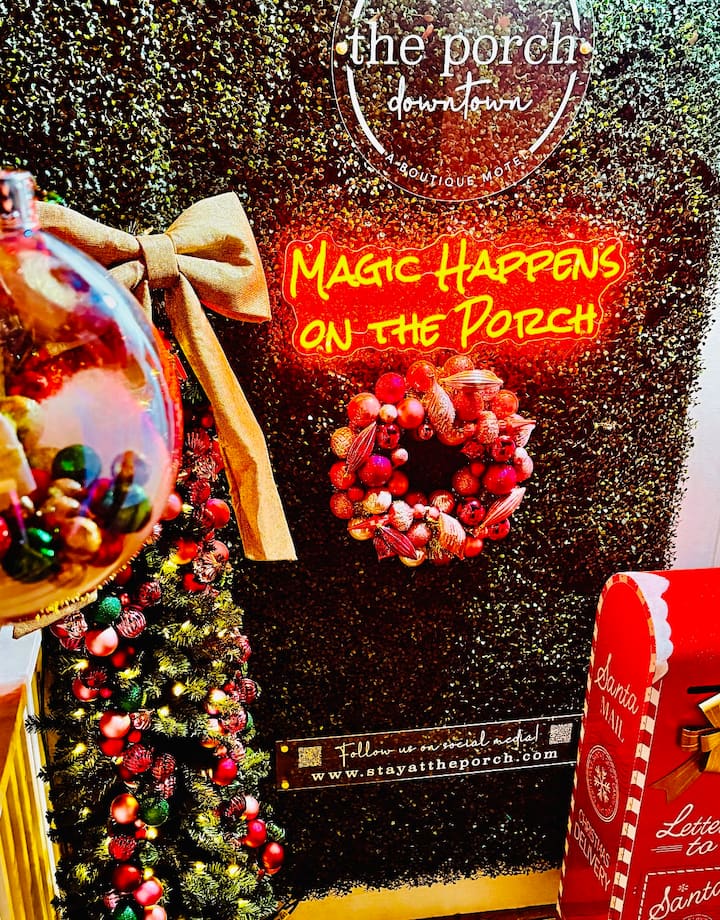 Pet Friendly Christmas Cottage Downtown & Firepits - Ocean Springs, MS