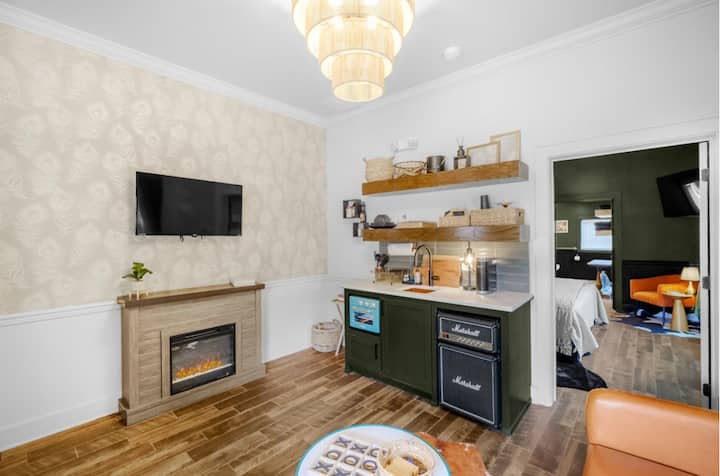Pet-friendly, Room For The Whole Fam Heart Of Town - Biloxi, MS