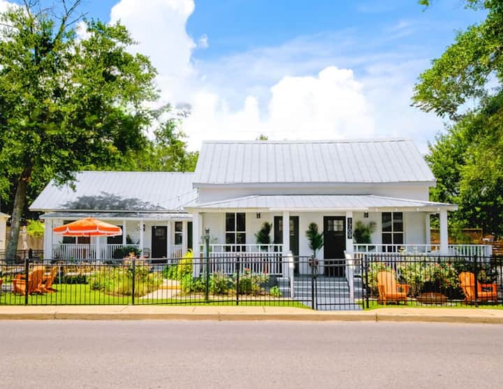 Pet-friendly Mardi Gras Oasis On Parade Trail - Biloxi, MS