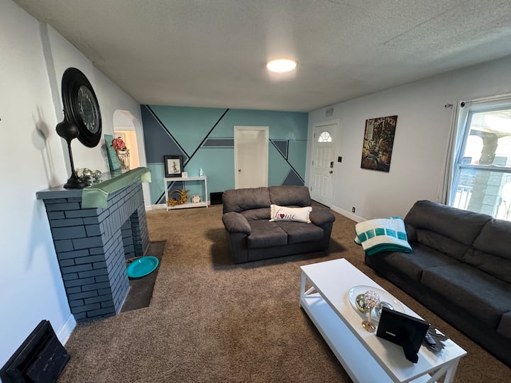 Broadview Bungalow | Cozy 2br Near Hospitals - Wichita, KS