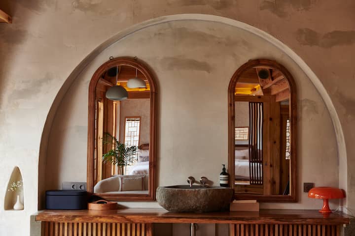 한옥의 아름다움과 지중해의 미가 깃들여 있는 곳 - Gyeongju-si