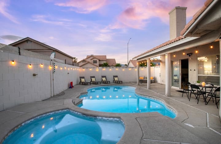 Elegant 6br Modern Oasis: Pool, Game Room & More! - Las Vegas, NV