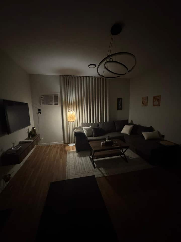 شقة أنيقة وفاخرة من غرفة وصالة -