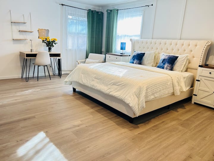 Master Bedroom A With Private Bathroom - Tulsa
