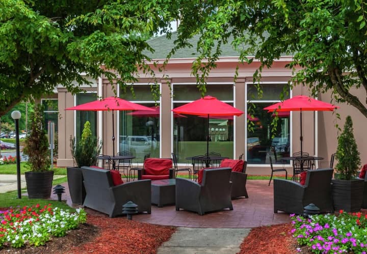Comfy King Bed | Free Parking. Pet-friendly Rooms - Charlotte, NC