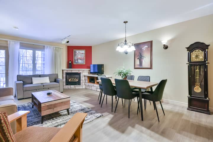 Jacuzzi Suite Closest Building To The Ski Hill - Horseshoe Valley, ON