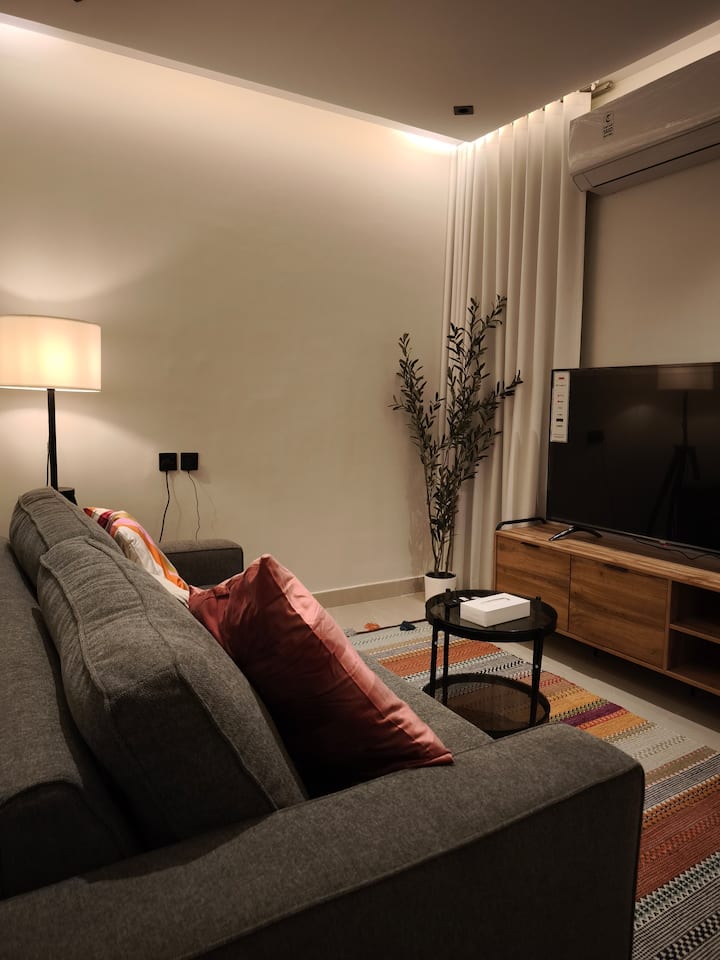 Comfy Home - وحدة مريحة بإطلالة على كافد - العقيق - Riyadh
