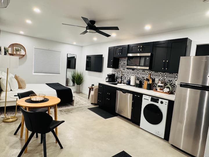 Eastside Studio Retreat | Backyard Grill & Seating - Flagstaff