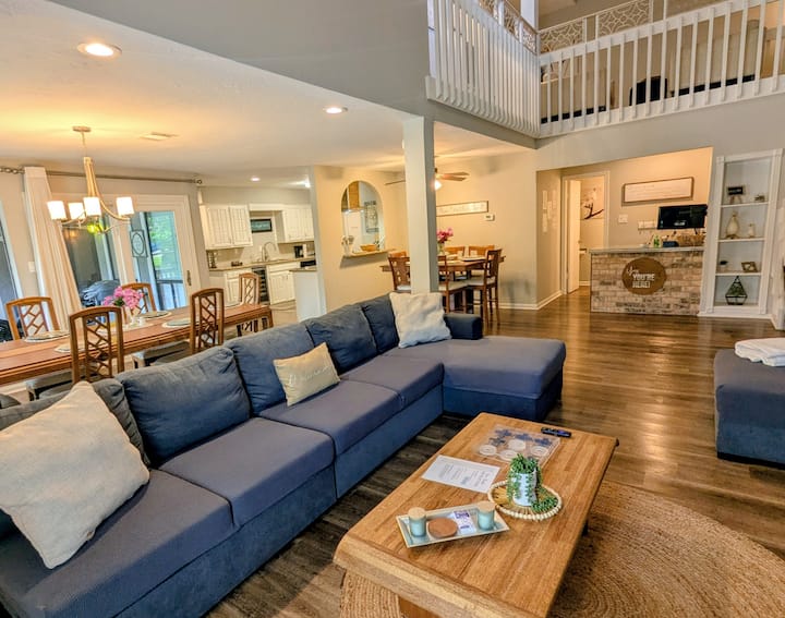 Conroe Family Home | Chef’s Kitchen, Games & Porch - Conroe, TX
