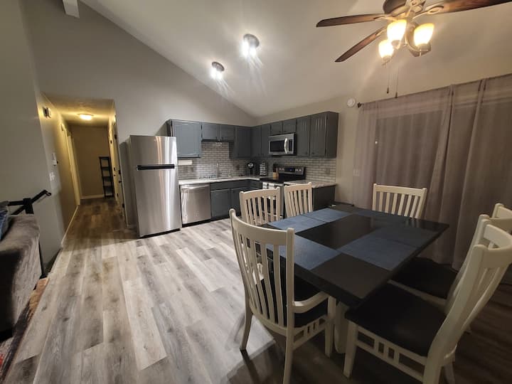 Charming Home In West Omaha - Bennington, NE