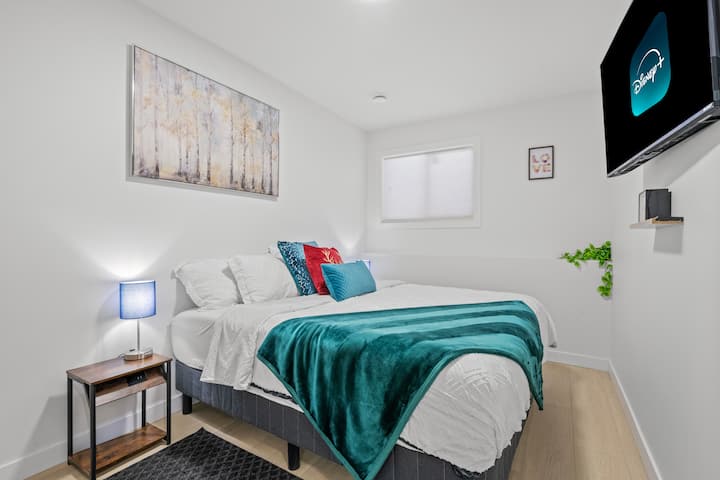 Basement Suite/king Bed/sofa Bed/ensuite Bath - Edmonton