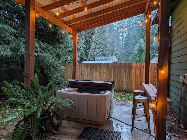 Magical Retreat W/ 3bdrm-2bath+hottub! Sleeps 6-8! - Ashford, WA
