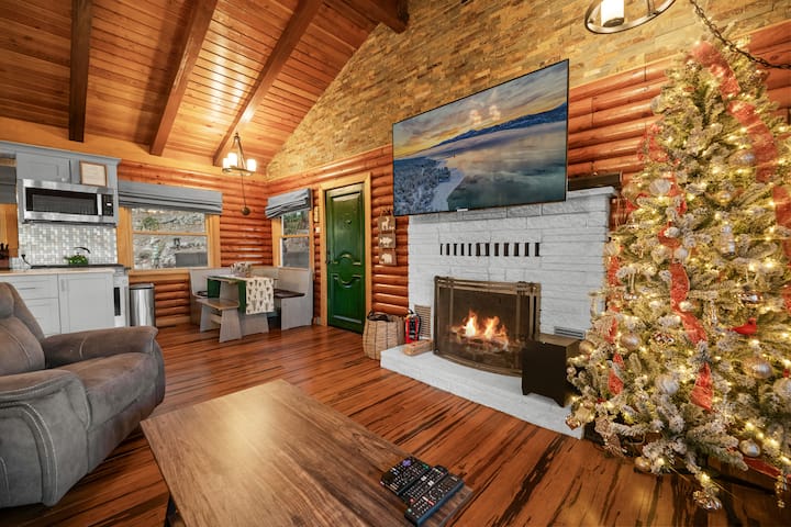 Cozy Log Cabin W/hot Tub, Mountain Views+king Beds - Running Springs, CA