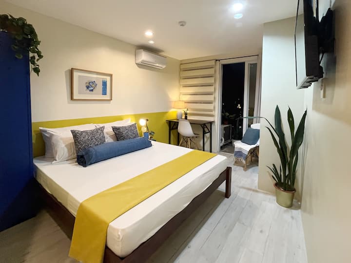 Cozy Condo With Balcony | Near Ayala Center Cebu - Cebu