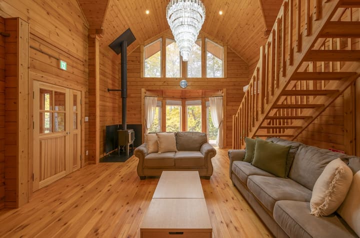 2024年完成｜約200㎡の新築ログハウス｜丸太造りの温もりに包まれ、大人数旅行に最適 - Karuizawa