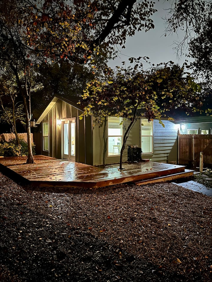 The Green House - 1/1 Guest House W/ Sleeper Sofa - Austin, TX