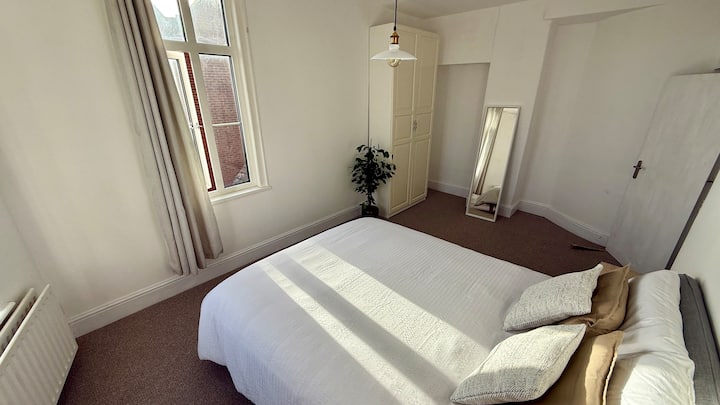 Henwick Loft: Historic Duplex With City Views - Malvern