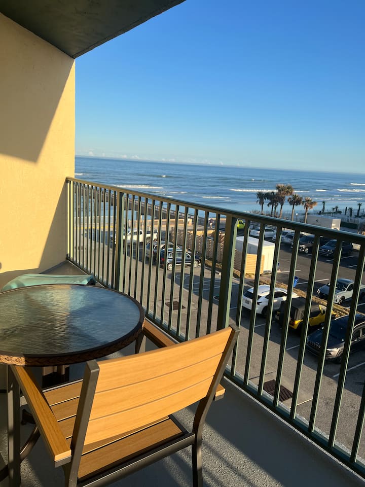 Ocean View. Oceanfront Pool. Balcony. Renovated! - Daytona Beach Shores, FL