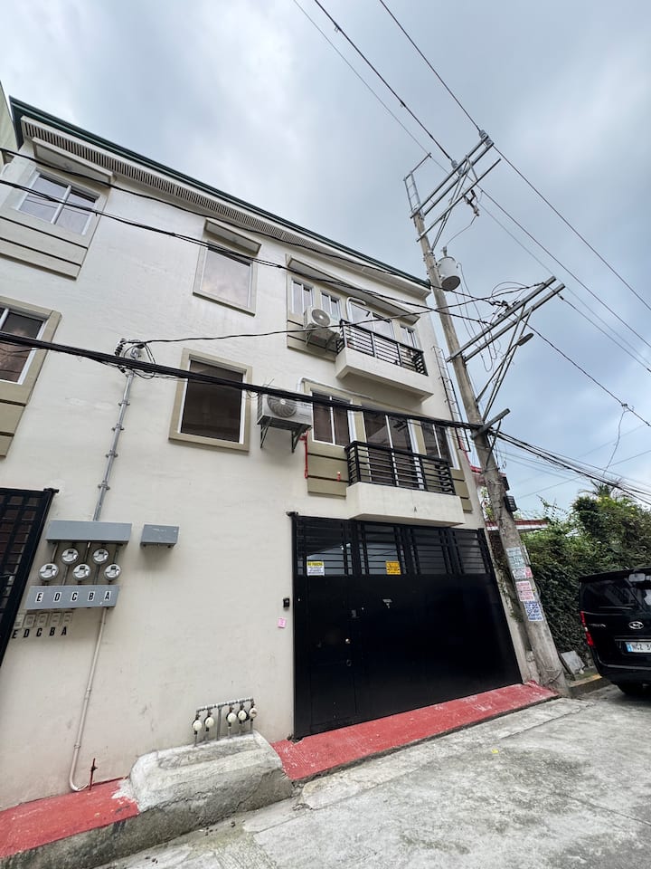 16pax+ Livingrm Ac Near Airport - Manila