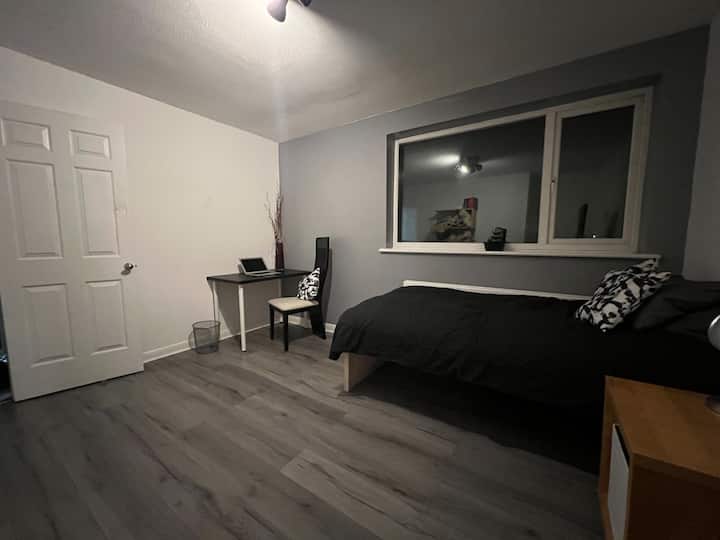 Room With A Hottub Cinema! - Milton Keynes