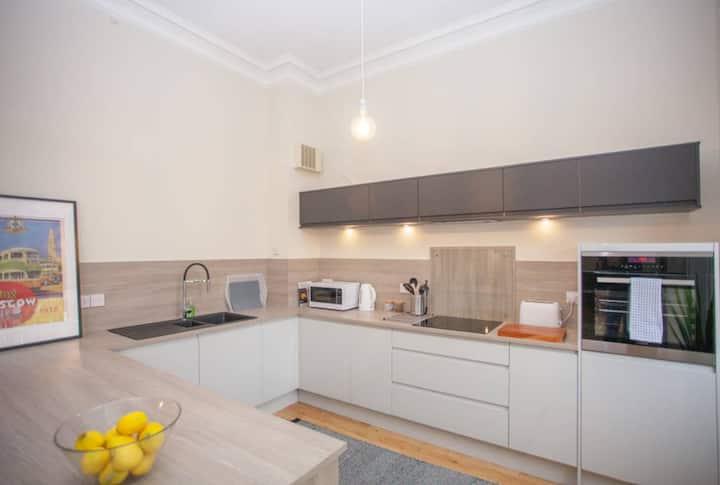 Spacious Period Property In Glasgow - Glasgow