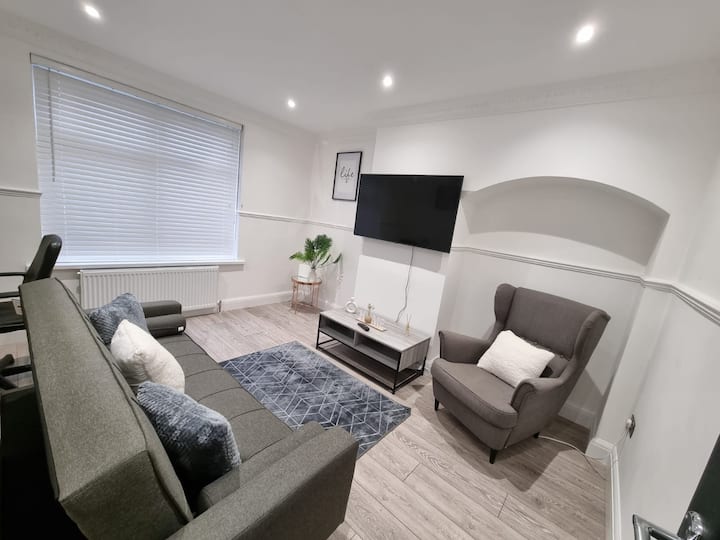 Modern 2 Bedroom House In London_free Wifi_parking - Dagenham