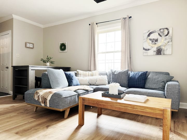 Spring Street Suites D | Queen 3bd/1ba Stylish Apt - Evansville, IN